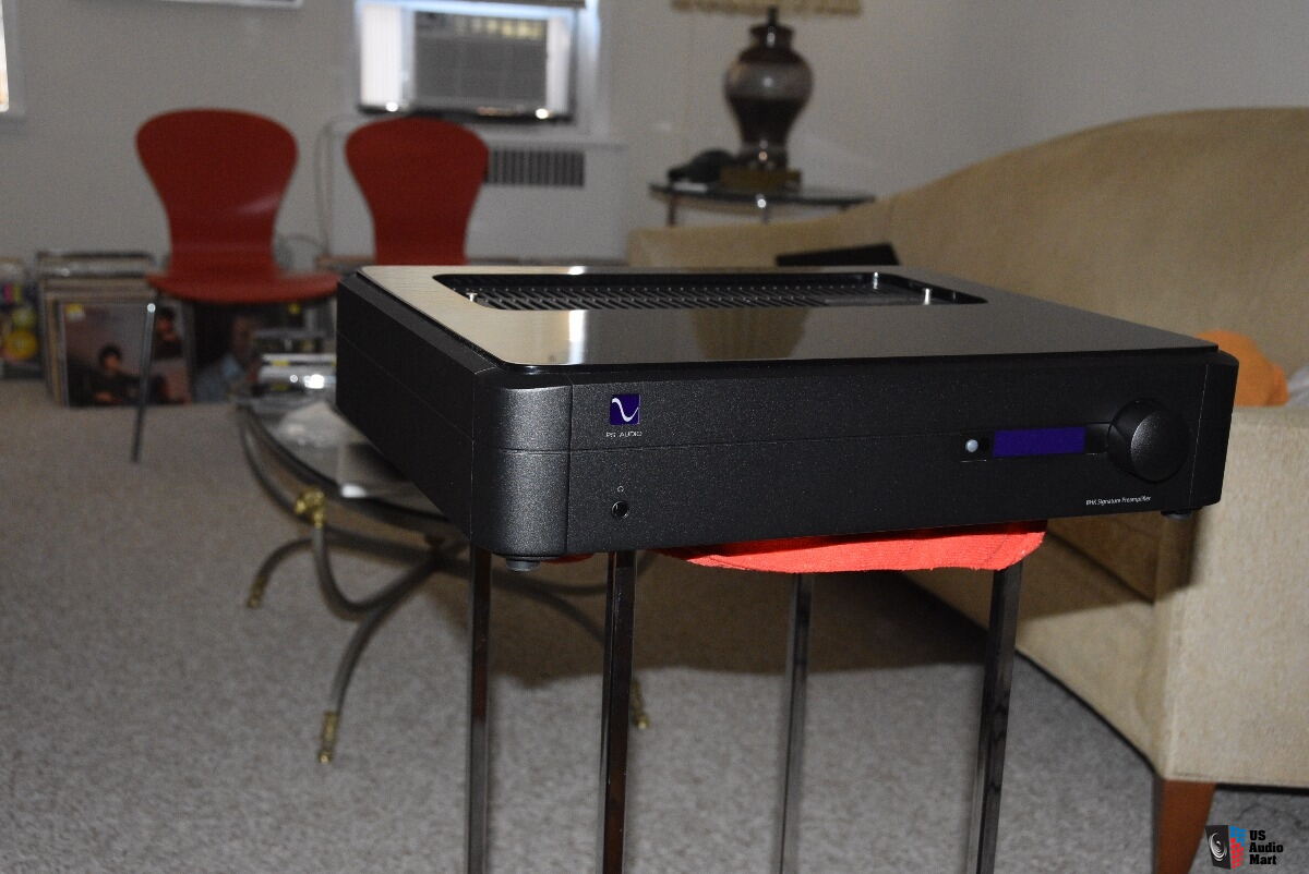 PS AUDIO BHK Pre-amplifier Signature Series in black as new Photo ...