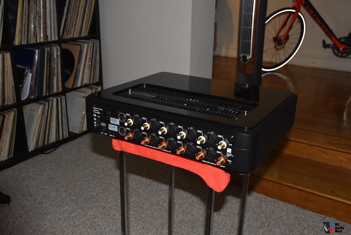 PS AUDIO BHK Pre-amplifier Signature Series in black as new Photo ...