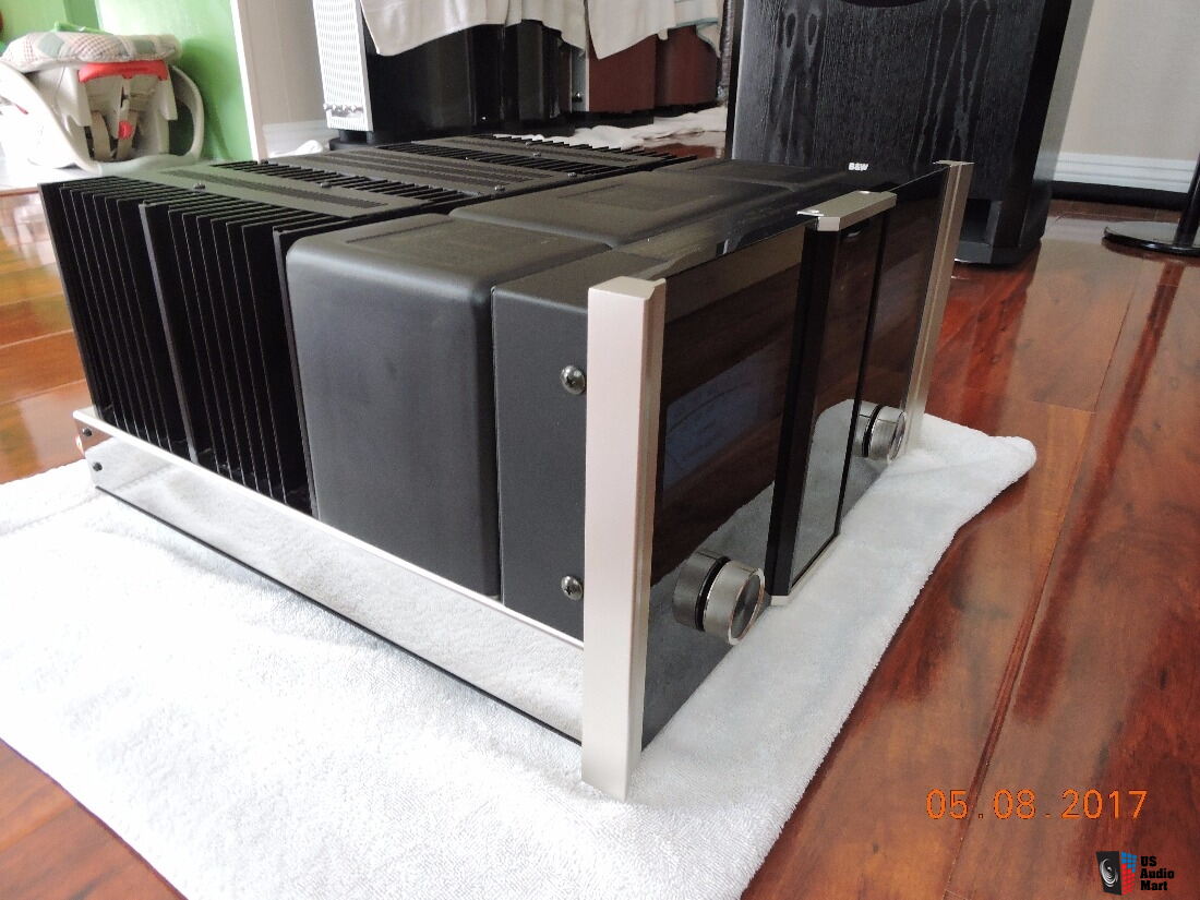 Mcintosh MC402 power amplifier. Rated 400 x 2 at 8 ohms, 4 ohms, or 2 ...