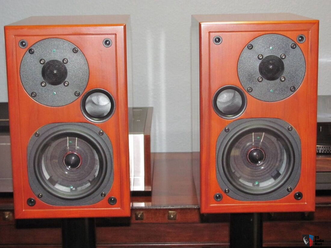 SOLD! Usher S-520 Bookshelf Speakers Photo #1917828 - Canuck Audio Mart