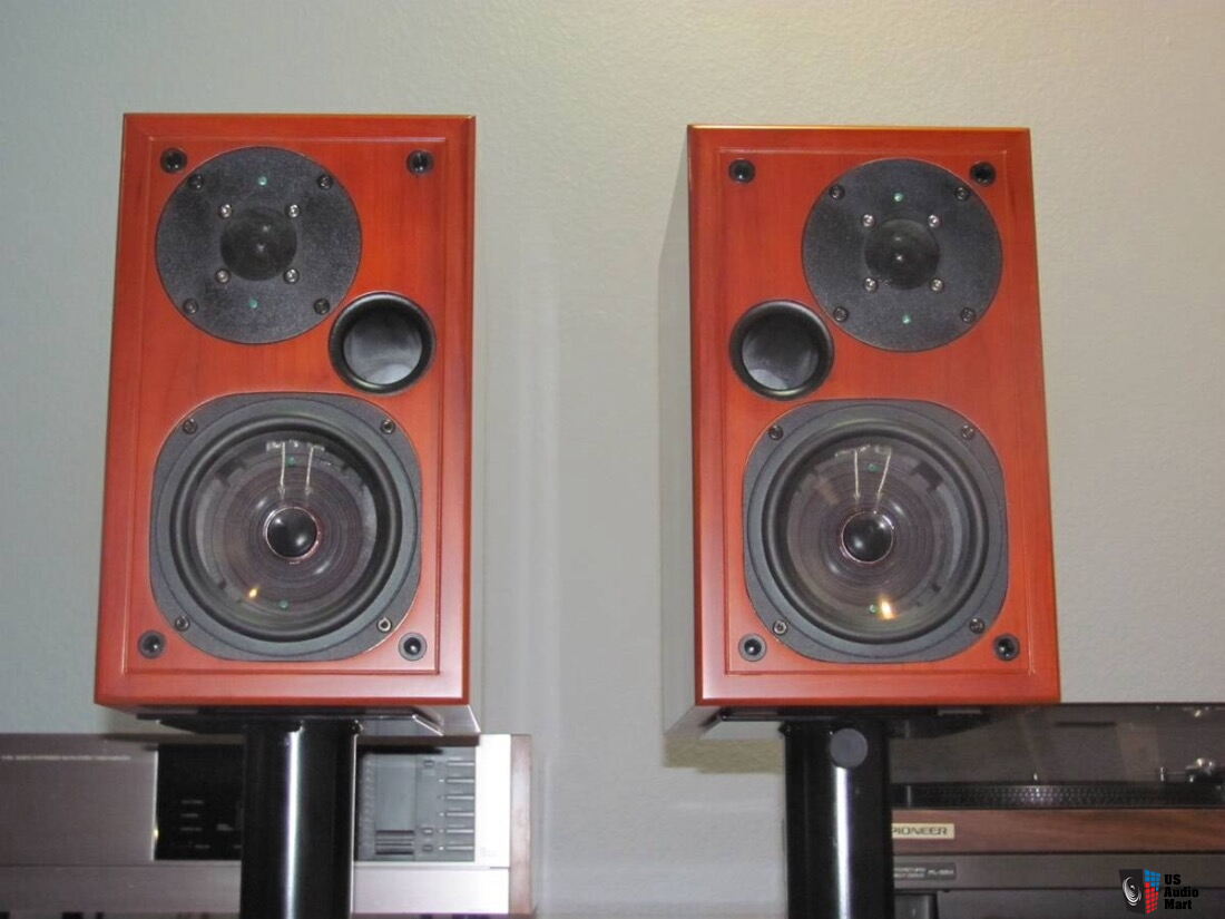 SOLD! Usher S-520 Bookshelf Speakers Photo #1917834 - Canuck Audio Mart