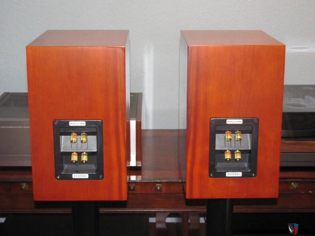 SOLD! Usher S-520 Bookshelf Speakers Photo #1917833 - Canuck Audio Mart