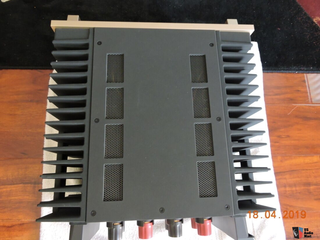 Accuphase A70 2 channels power amplifier. 60w Pure class A at 8 ohms ...