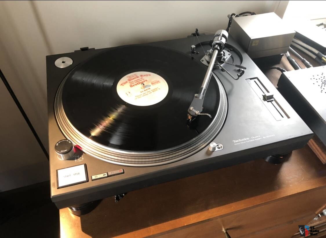 Technics SL-1200 - Black -Highly modded: PSU, SME Armboard, Isonoe Feet ...