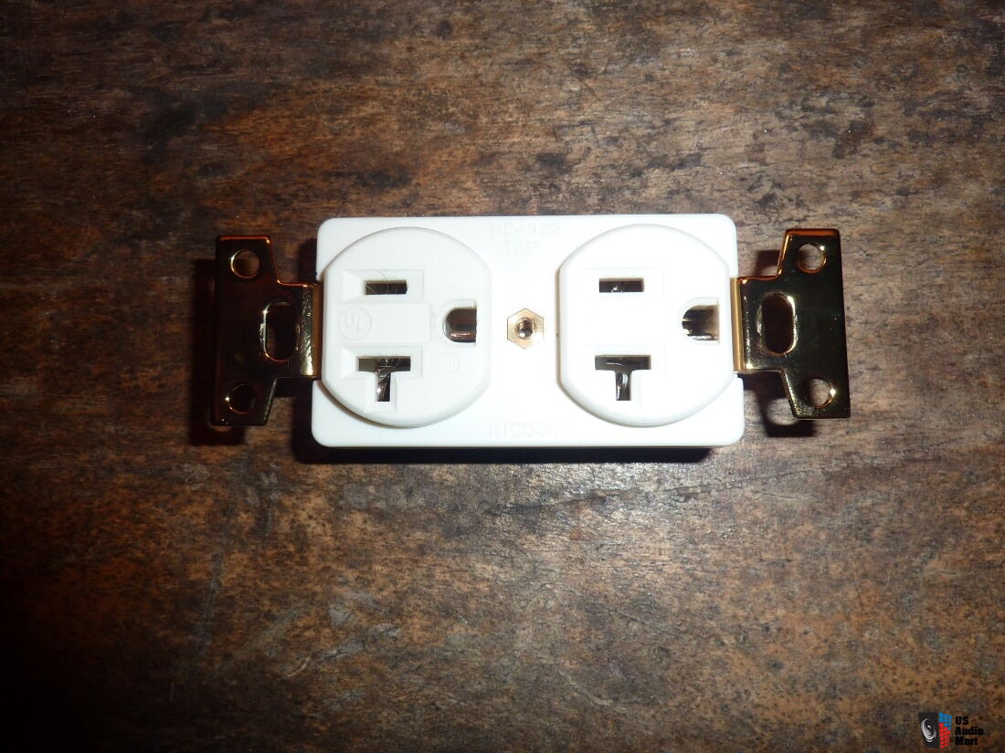 Oyaide R1 outlet - perfect condition! Photo #2649656 - UK Audio Mart