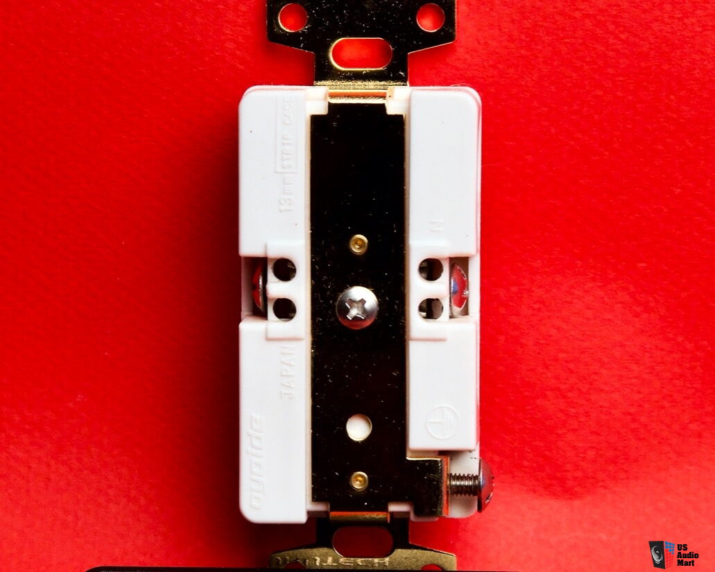 Oyaide R1 Outlet Photo #2660179 - UK Audio Mart