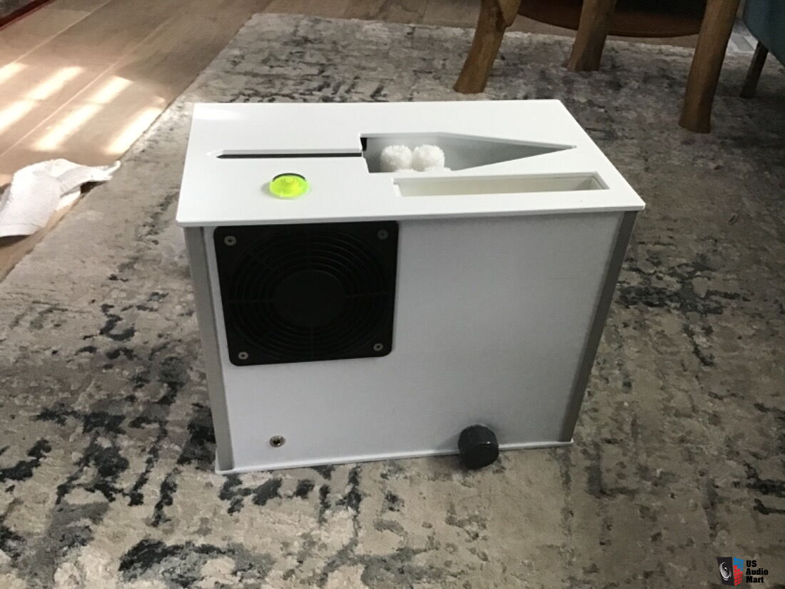 Audio Desk Vinyl Cleaner Pro brand new in white Photo #2737923 - UK ...