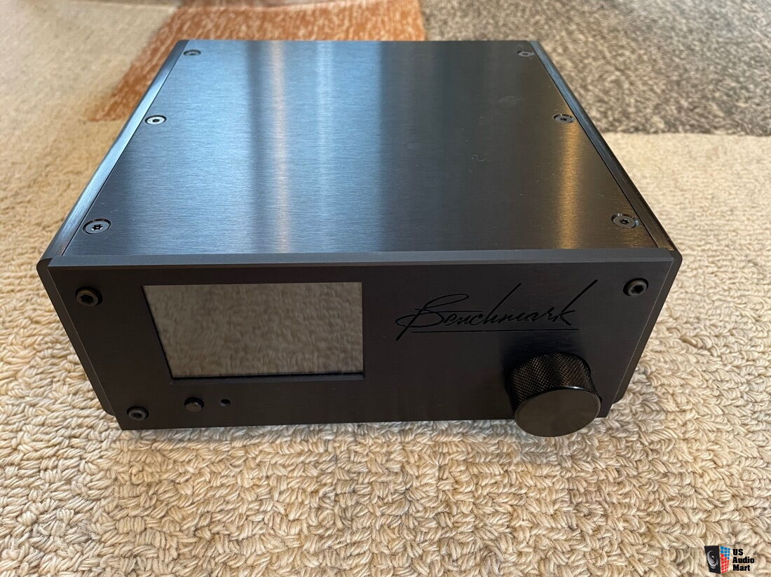 Benchmark LA4 Line Amplifier w Remote Photo #3713594 - UK Audio Mart