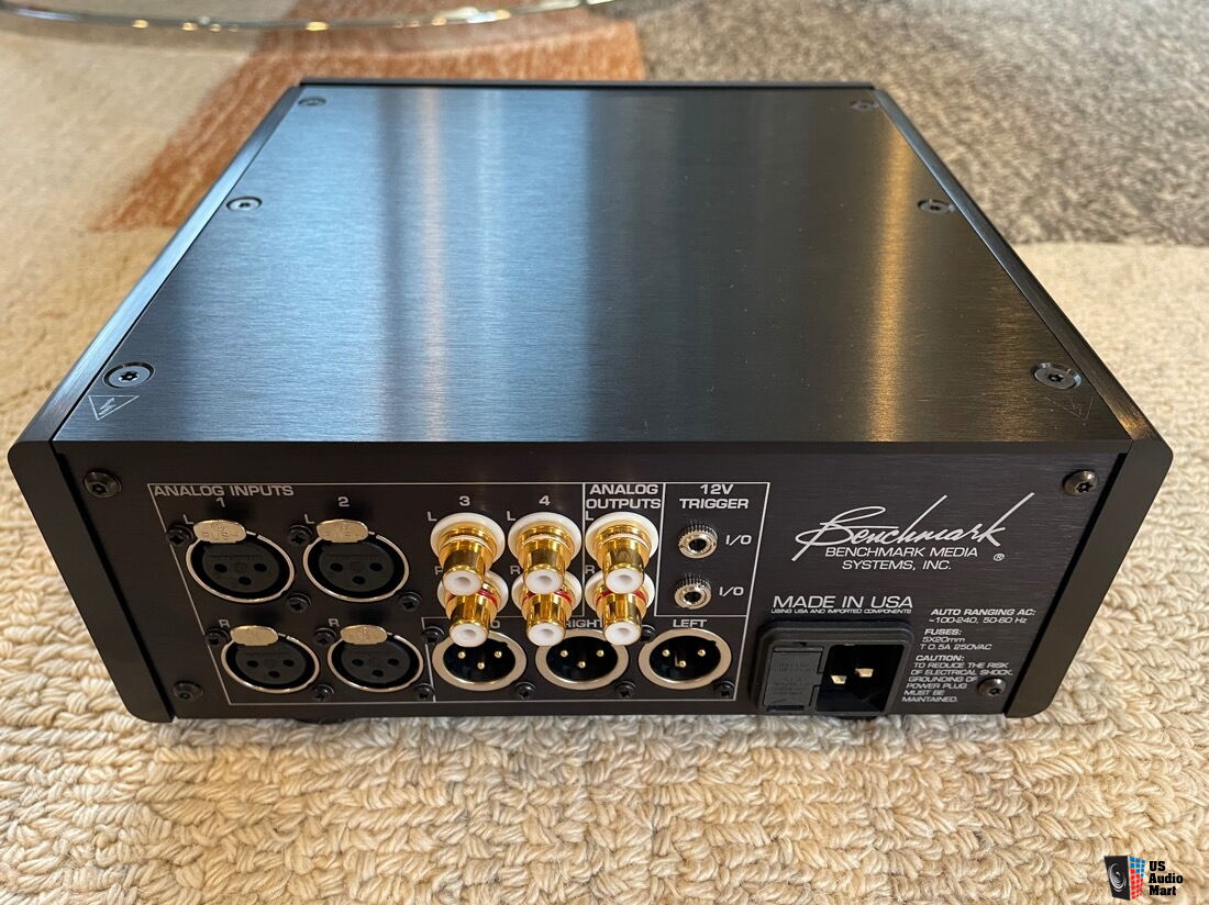 Benchmark LA4 Line Amplifier w Remote Photo #3713594 - UK Audio Mart
