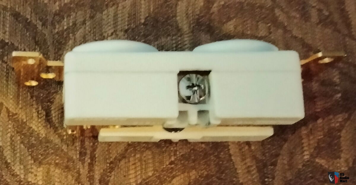 Oyaide R1 Receptacle Photo #3904032 - US Audio Mart