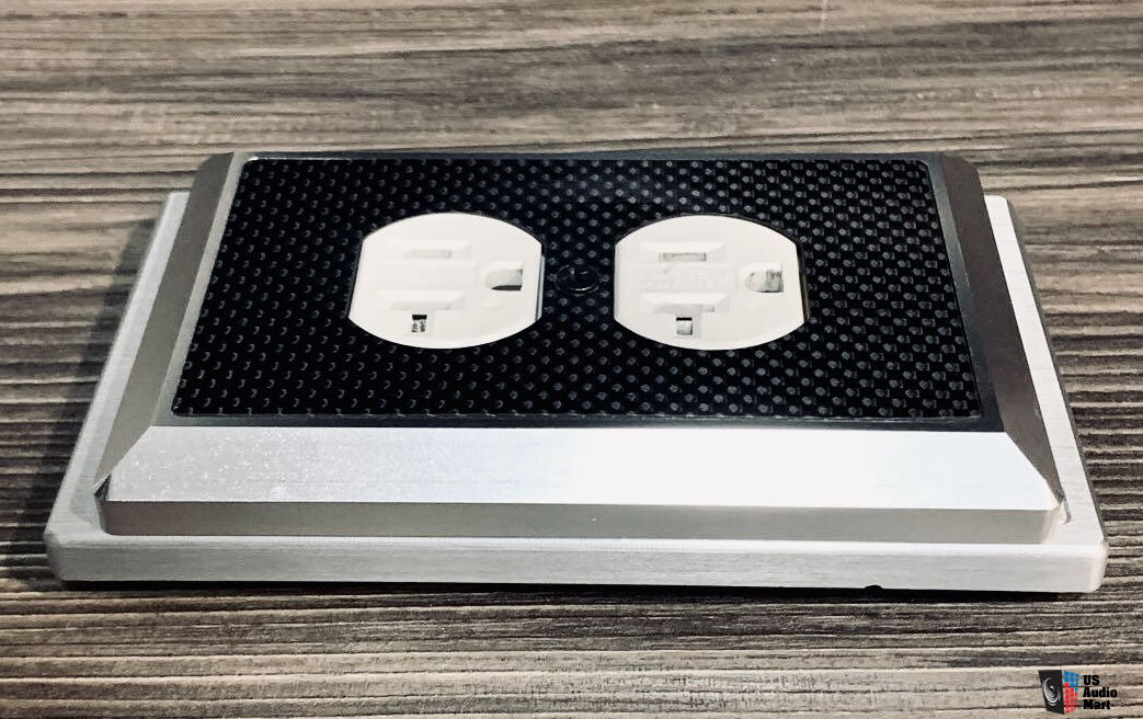 Oyaide R0 - WPC-Z AC Receptacle - Carbon Fiber - Aluminum Outlet Cover ...