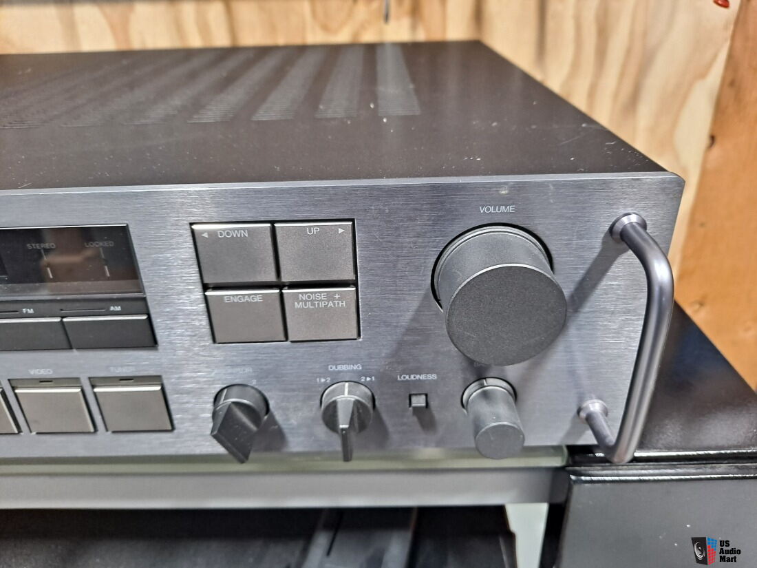 Carver Receiver 900. Works as it should. All original nobs and buttons ...