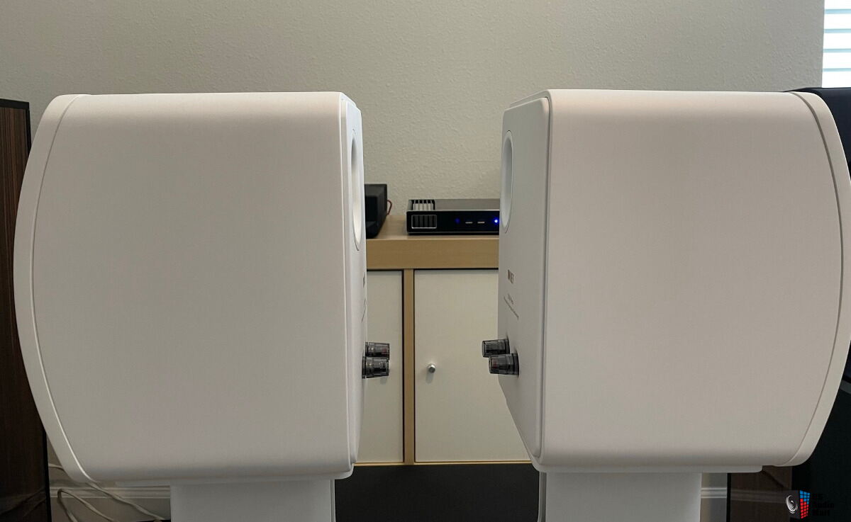 KEF LS50 Meta with KEF Stands and Isoacoustics GAIA feet. White Photo ...