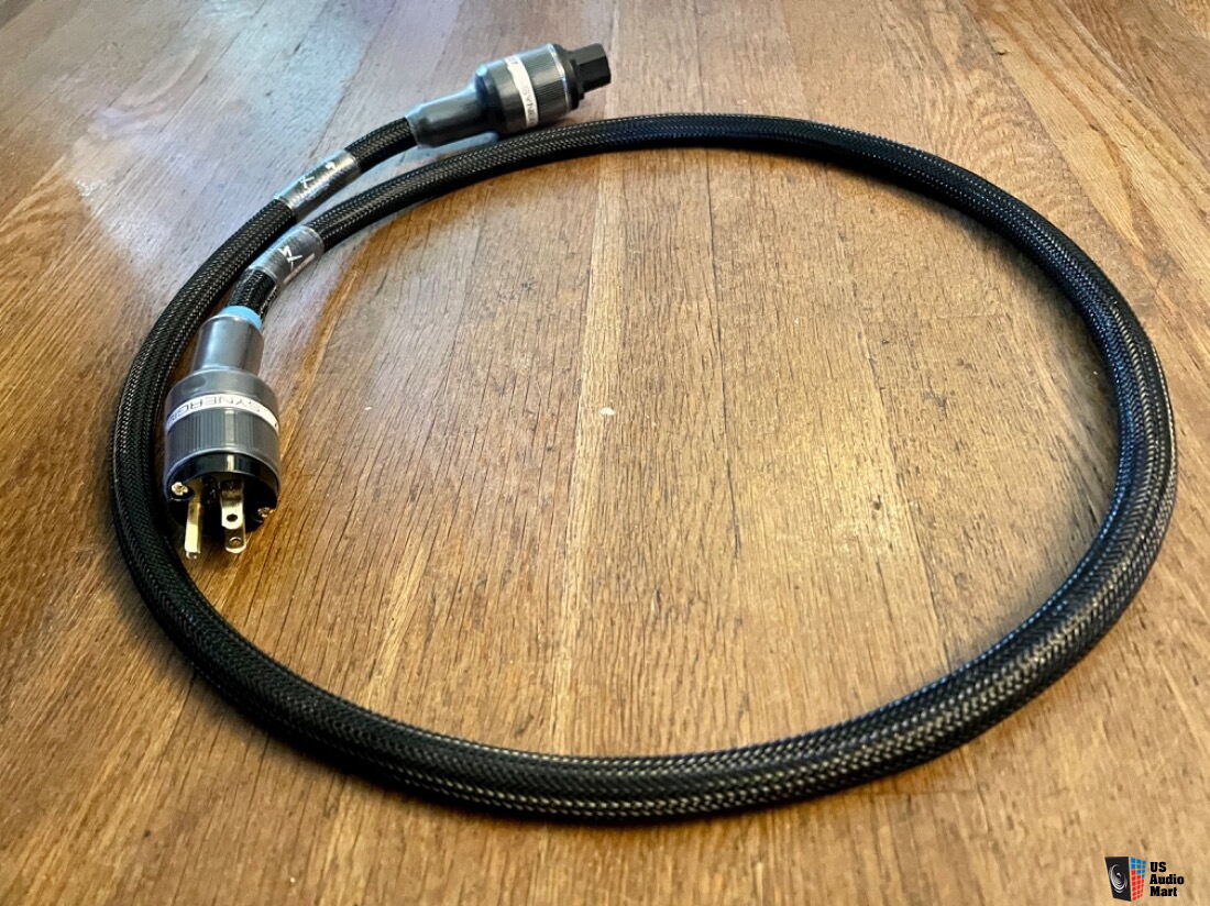 Synergistic Research G 07 UEF Blue Power Cable -5ft Photo #4372218 - US ...