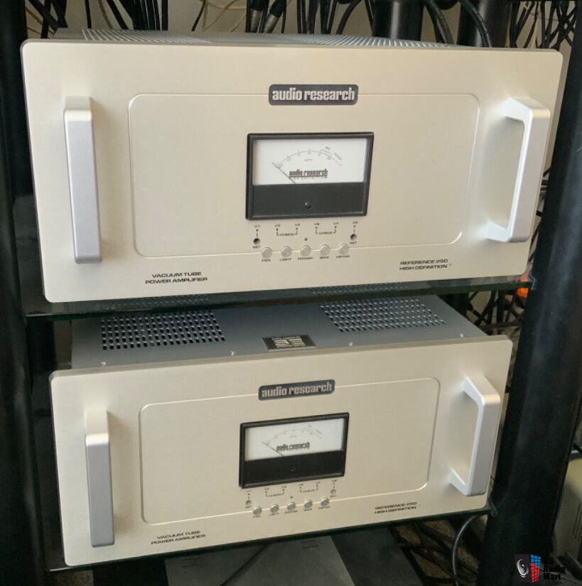 Audio Research Reference 250SE mono amplifiers in very nice condition ...