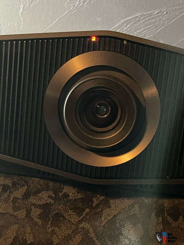 Sony VPL-XW6000 4K native laser projector Photo #4954397 - US Audio Mart