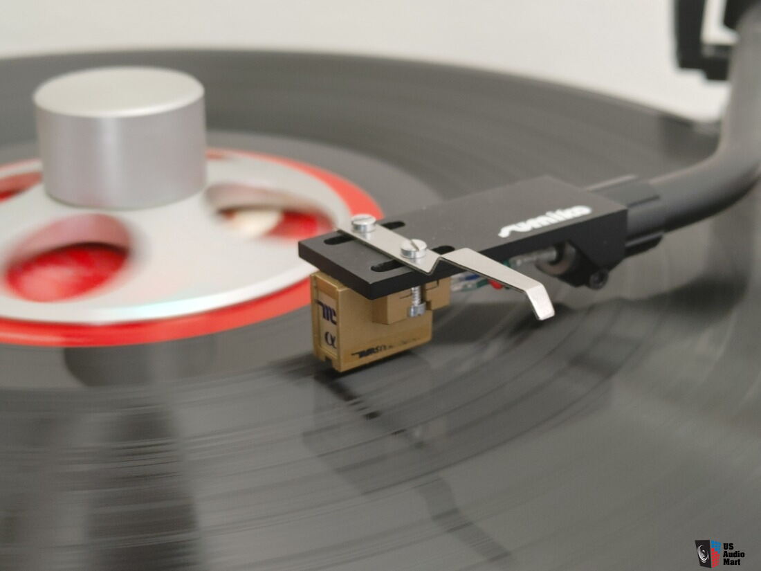 Oracle Delphi Mkiii turntable with Sumiko MMT tonearm and Monster Cable ...