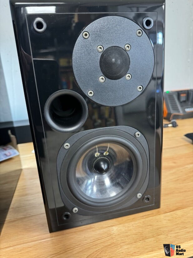 Usher S520 Bookshelf Speakers in Piano Black Photo #4717987 - US Audio Mart