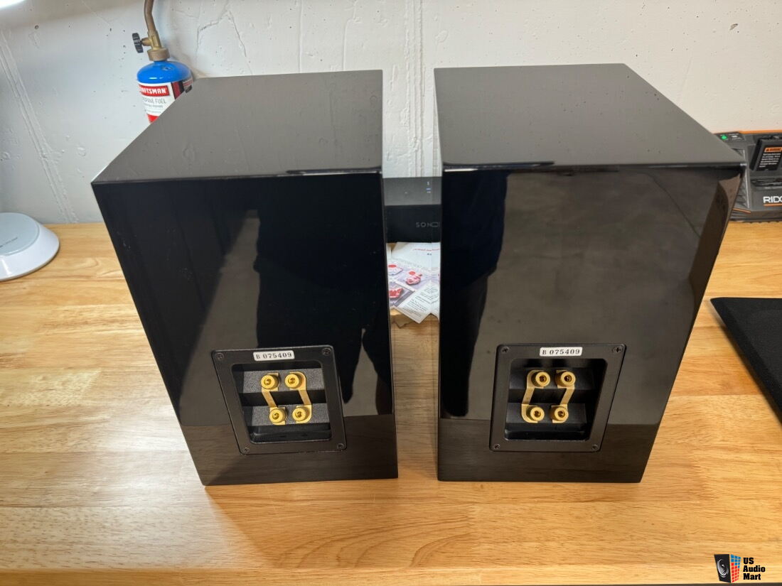 Usher S520 Bookshelf Speakers in Piano Black Photo #4717992 - US Audio Mart