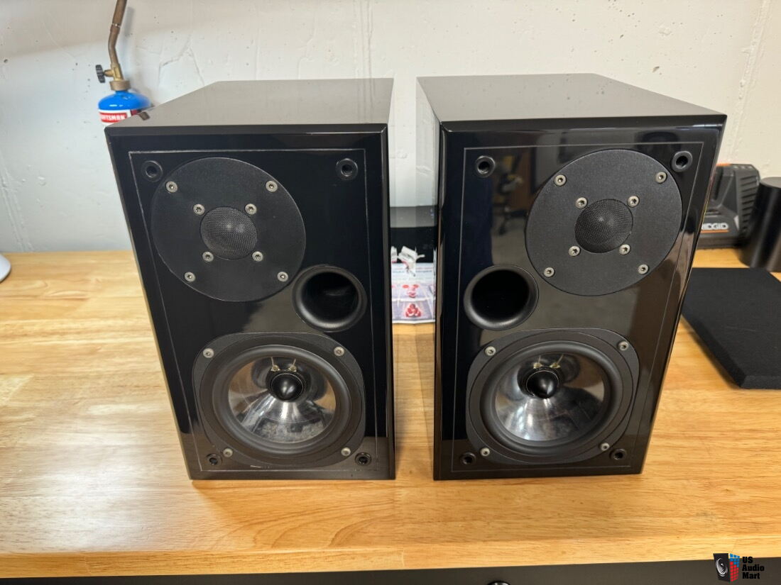 Usher S520 Bookshelf Speakers in Piano Black Photo #4717993 - US Audio Mart