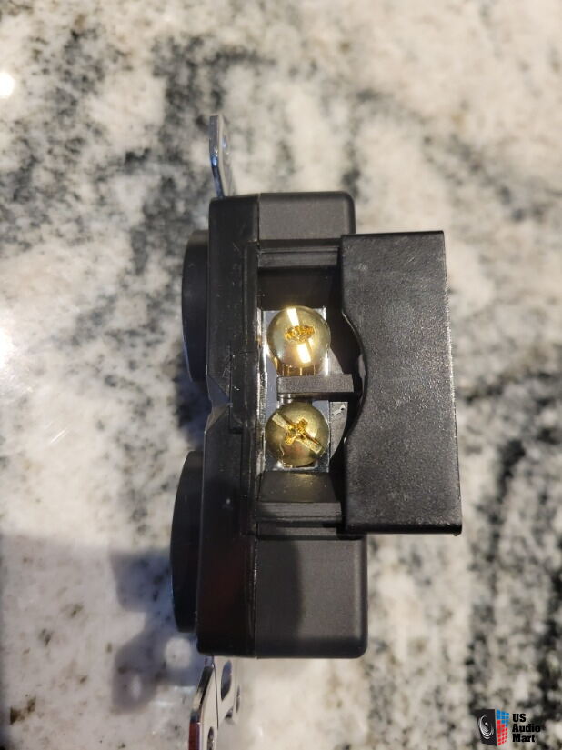 2 Furutech GTX-DR - rodium outlets Photo #4920800 - US Audio Mart