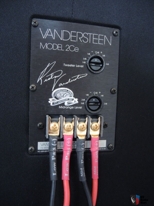 Vandersteen 2ce Sig ll with stands in Excellent Condition!