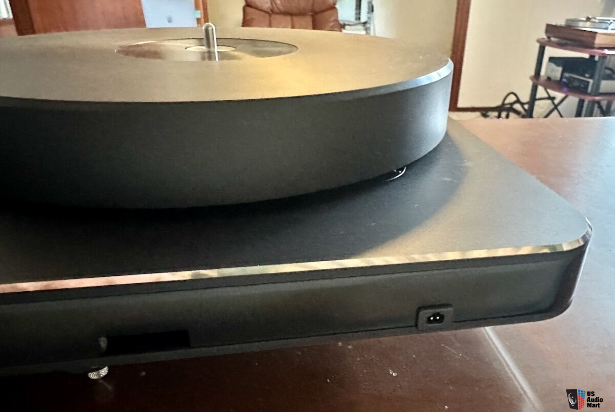 Clearaudio Ovation Turntable with AMG tonearm, Cardas tonearm cable and ...