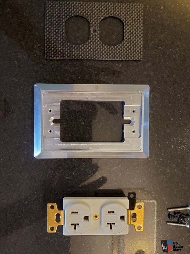 Oyaide R0 receptacle wall outlet & WPC carbon wall plate Photo #5037462 ...