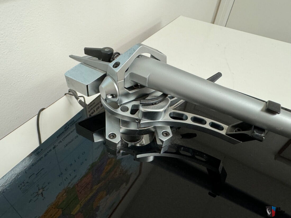 Basis 2001 turntable with SME IV tonearm and Basis record clamp Photo ...