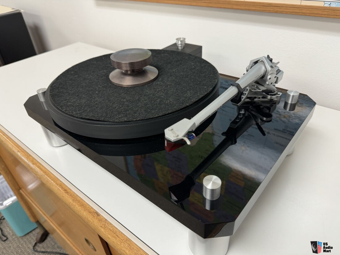Basis 2001 turntable with SME IV tonearm and Basis record clamp Photo ...