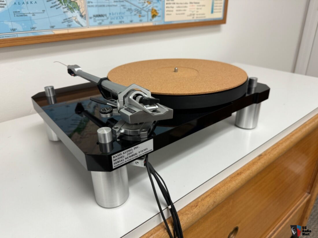 Basis 2001 turntable with SME IV tonearm and Basis record clamp Photo ...
