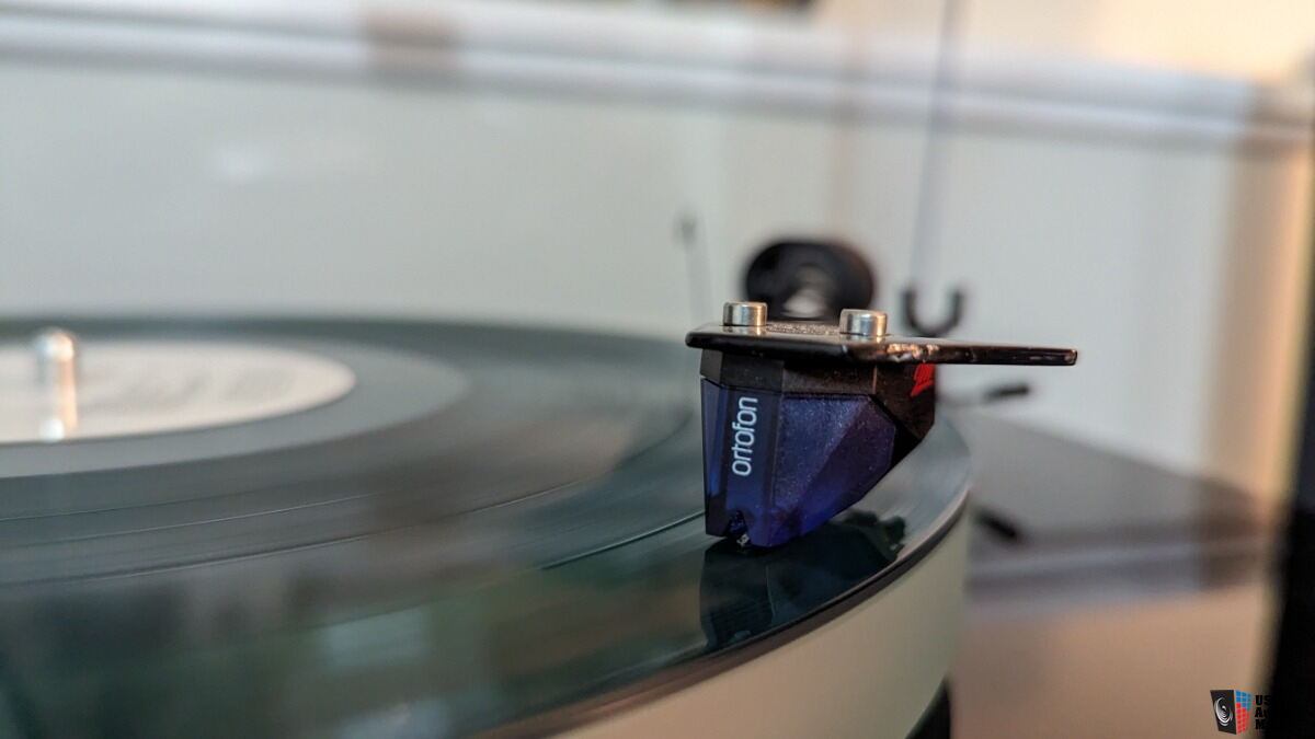 Pro-Ject Carbon Debut Record player with upgraded Blue Cartridge Photo ...