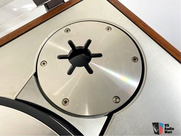 Luxman PD-300 Belt-driven Turntable with unique Vacuum hold-down Photo ...
