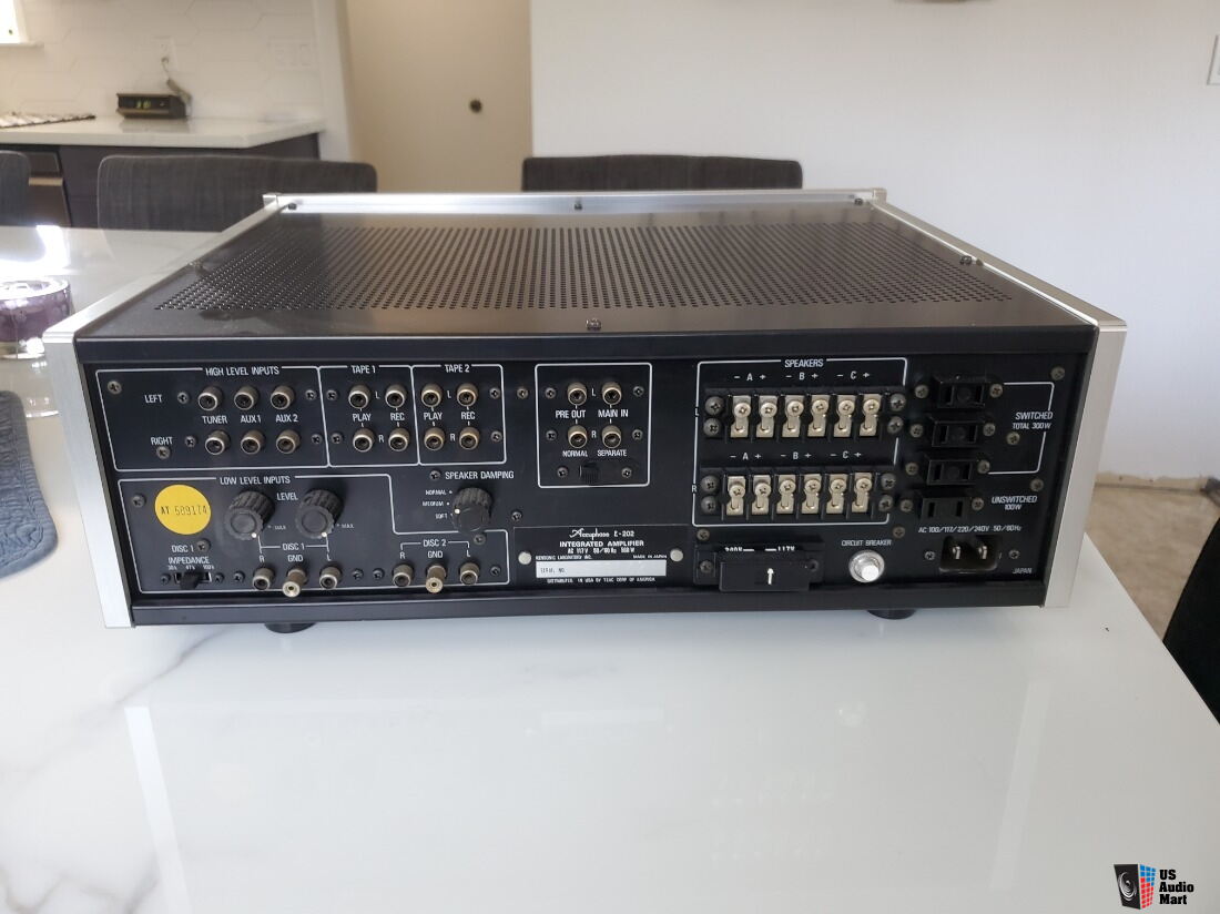 Accuphase E-202 Amplifier and T-101 FM Tuner Set Excellent Used Condition