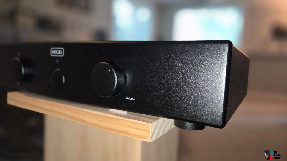 Hegel P20 Preamplifier-Black