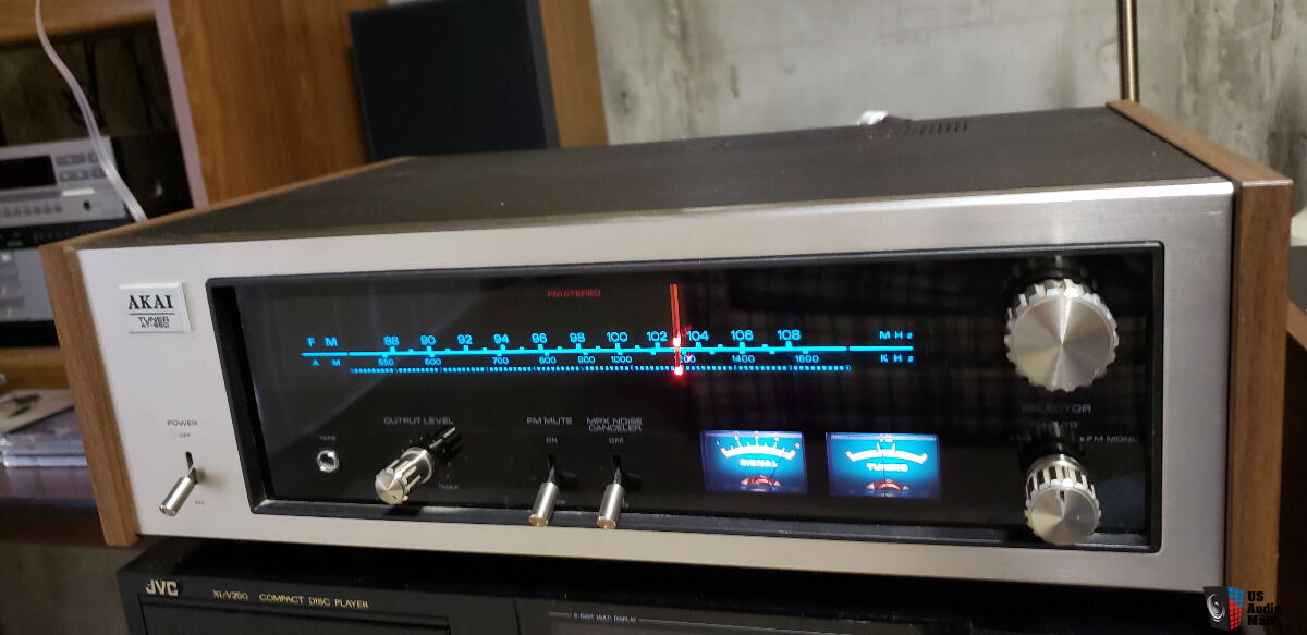 Akai AA-5500 Integrated Amplifier and matching AA-550 Tuner Photo ...