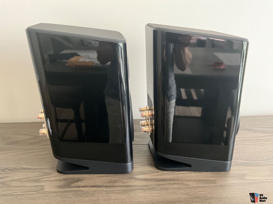 Elac Vela BS403 w Matching Stands