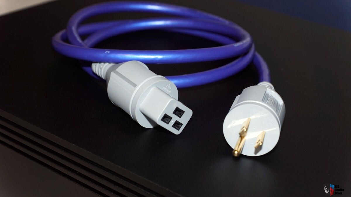 IsoTek V5 Aquarius Power Conditioner Photo #5258676 - US Audio Mart