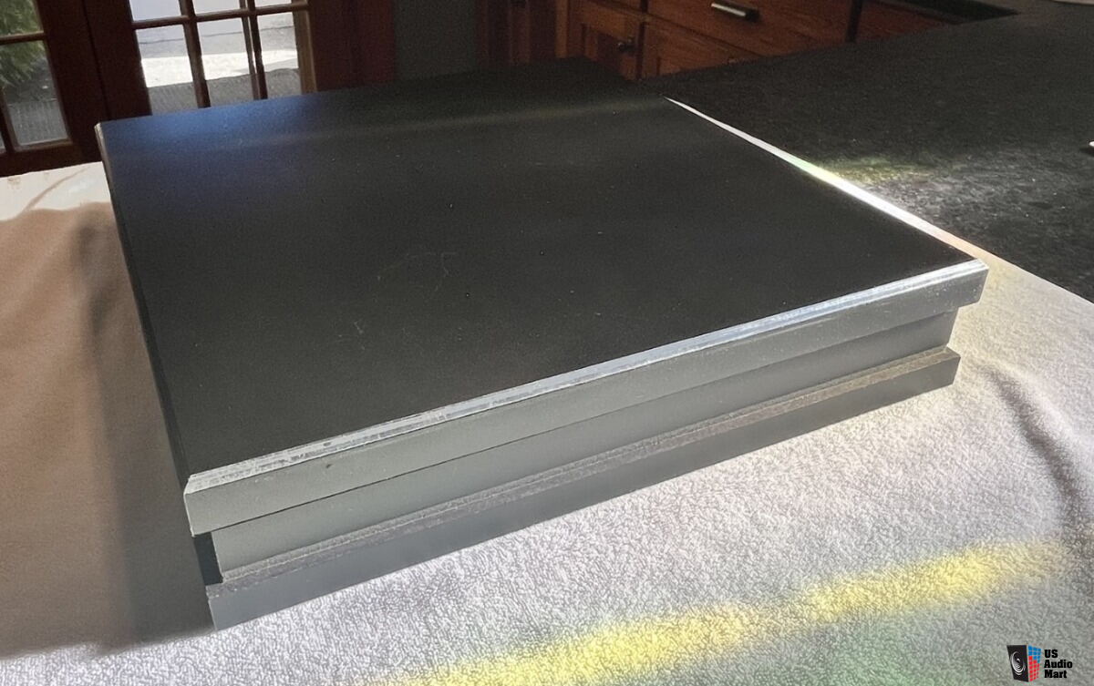Symposium Ultra Stealth Edition isolation platform (19" x 18") Photo ...