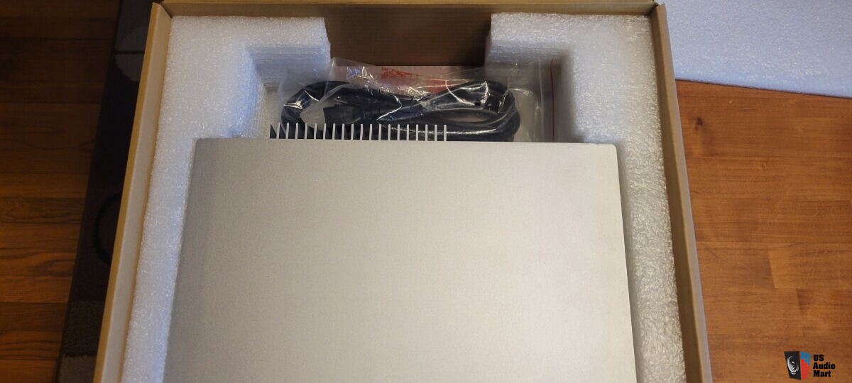 Nuforce Optoma STA 200 amplifier **Goldmund Job a/b design Photo ...