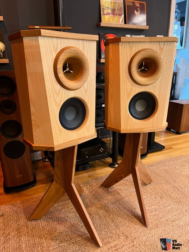Fleetwood Deville SQ torrefied light ash with Stand A