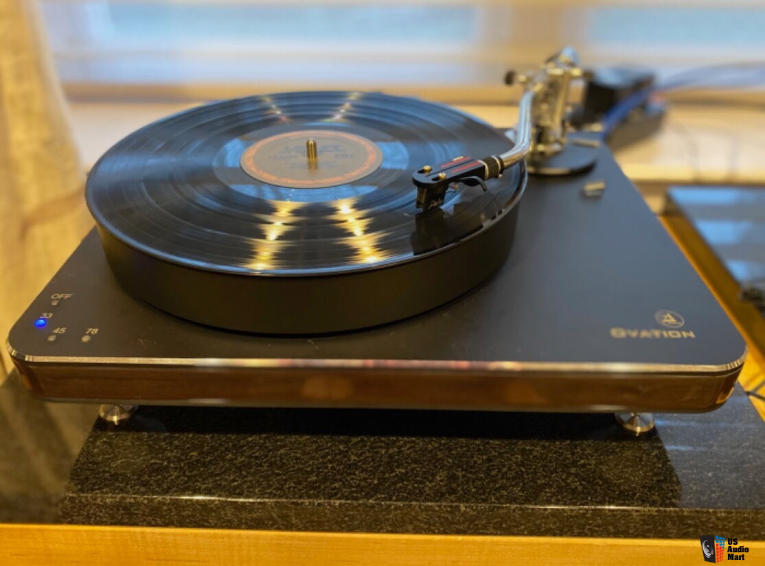 ClearAudio Ovation turntable with wood trim and black platter/plinth ...