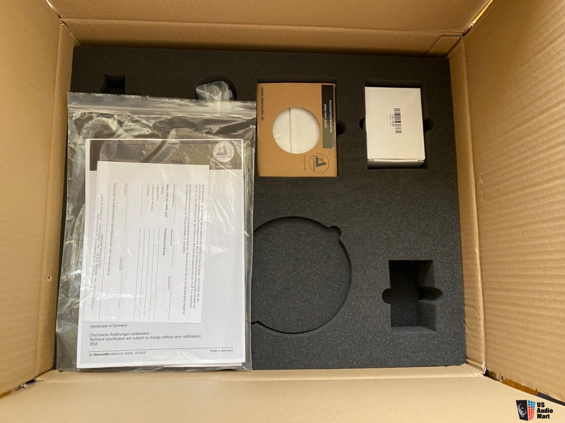 ClearAudio Ovation turntable with wood trim and black platter/plinth ...