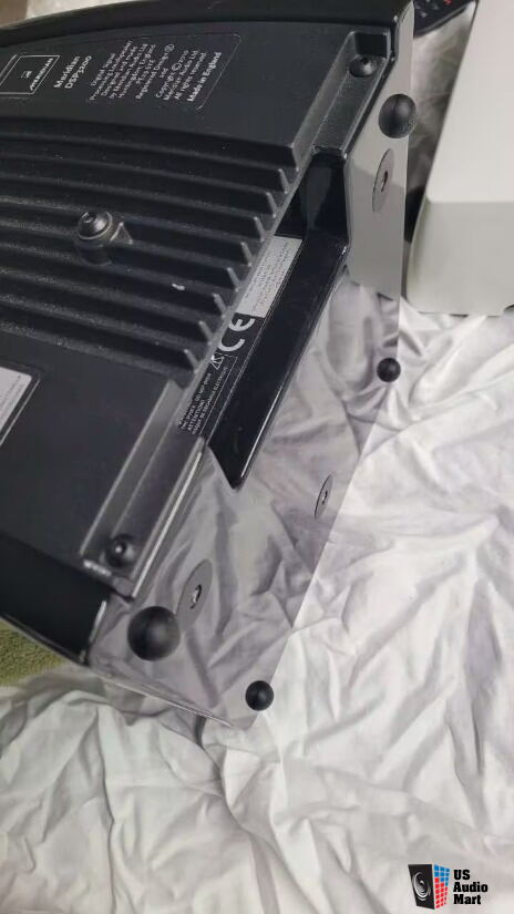 Meridian DSP3200 powered Digital Speakers + Audio Core 200 + Stands ...