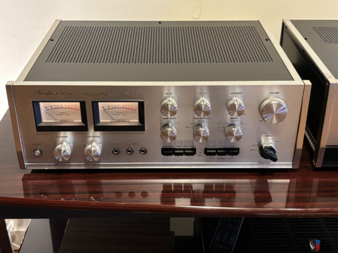 Accuphase, T-100 & E-202, Classic Japanese Hi-End. Amazing Pair! Photo ...