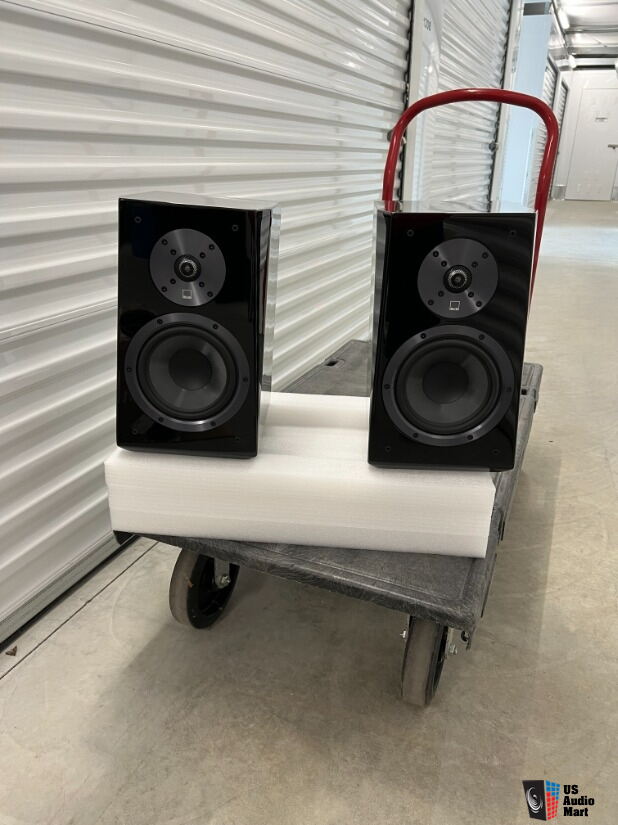 SVS Ultra Bookshelf speakers piano black Photo #5593990 - US Audio Mart
