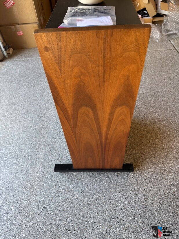 SAE Walnut Audio Rack Photo #5642942 - US Audio Mart