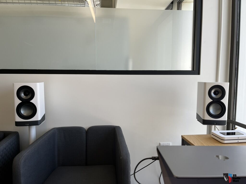 Elac Navi ARB 51 active 3-way bookshelf / standmount speakers in clean ...