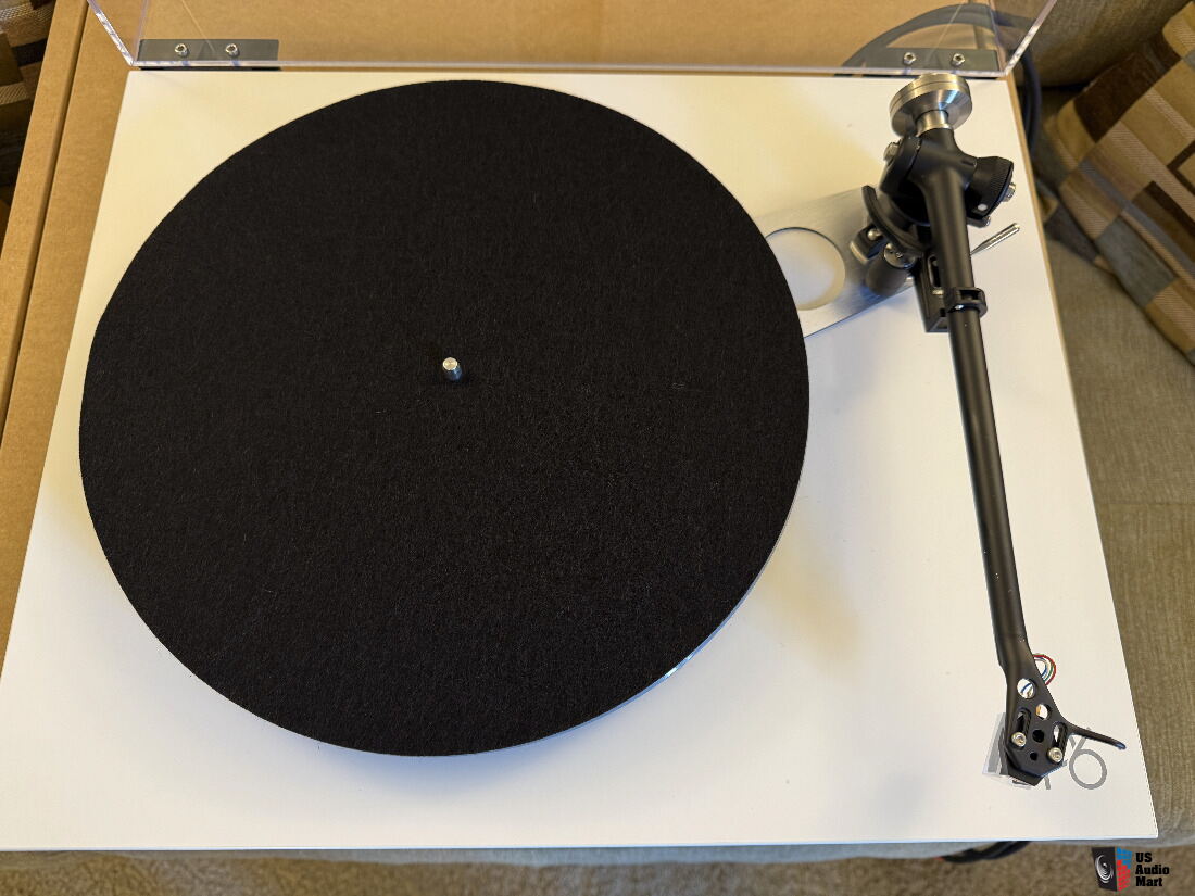 Rega Planar 6 Demo In White With Warranty (without cartridge or add ...