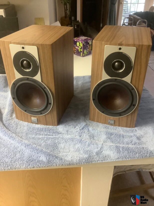 Dali Rubicon 2 Speakers Pair in Walnut w/ Matching Black Stands - New ...